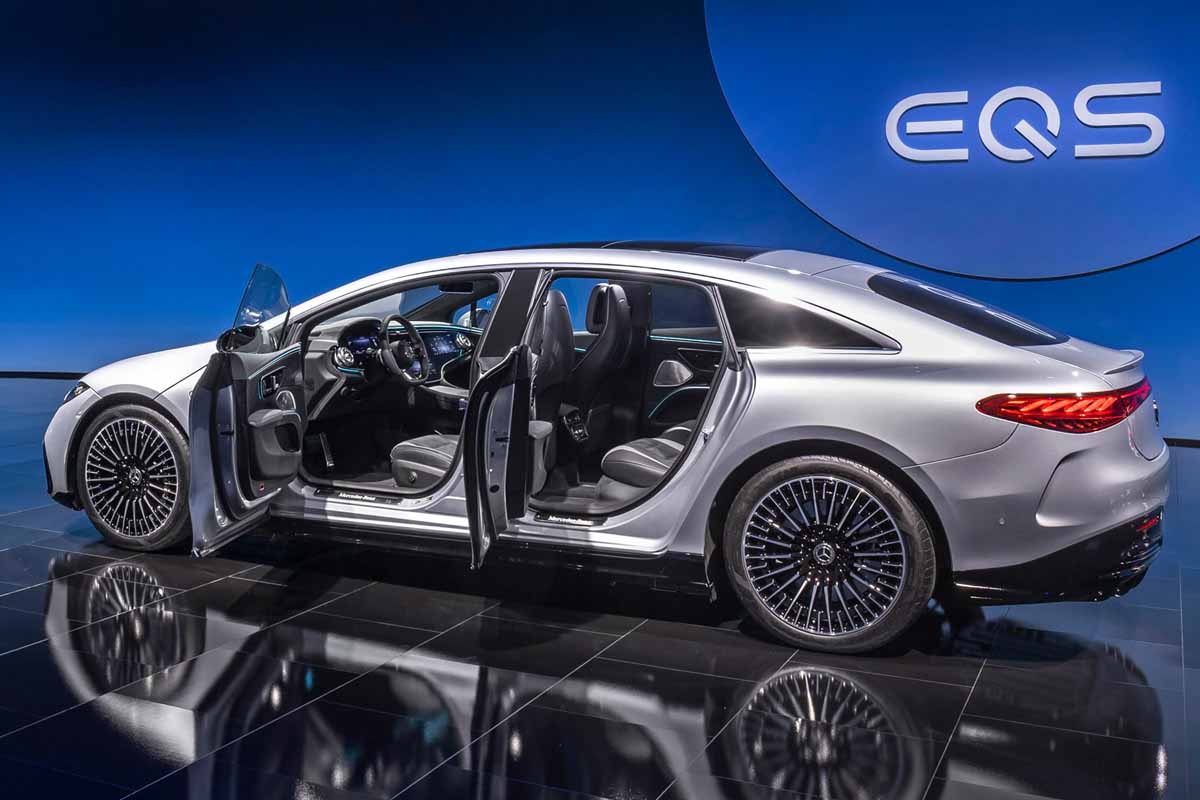 StriveME - أمر غريب يحصل لو اقتربت من باب سيارة مرسيدس EQS